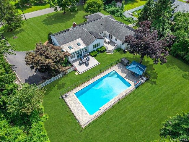 235 Azalea Rd, Mattituck, NY 11952