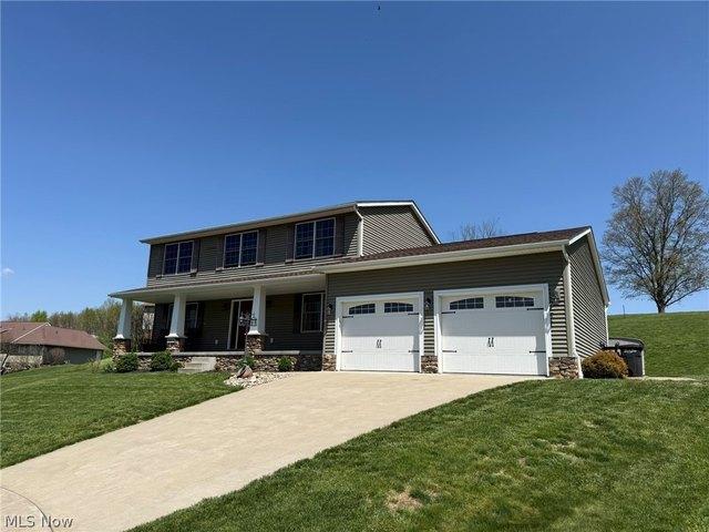 235 Briarwood Dr SE, New Philadelphia, OH 44663