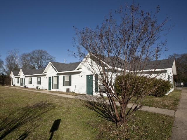 235 E Stoner Ave 2 beds, 1 full bath