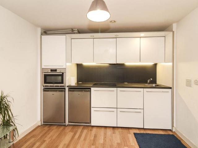 235 High Road, London RM6 2 bed flat to rent £1,795 pcm £414 pw