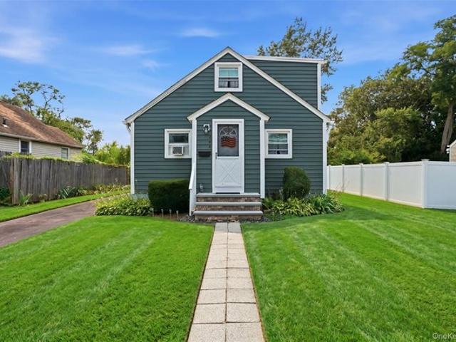 235 N 7th St, Lindenhurst, NY 11757