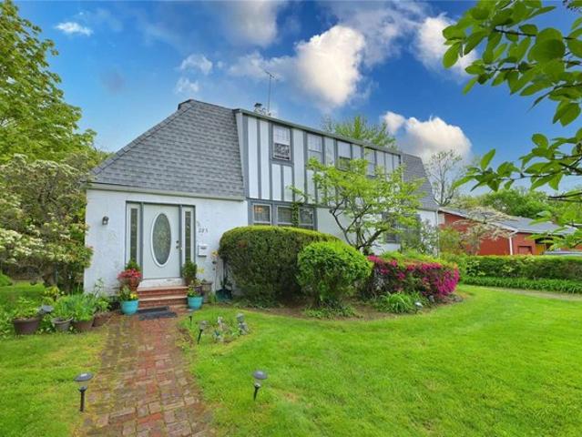 235 Schenck Ave, Great Neck, NY 11021