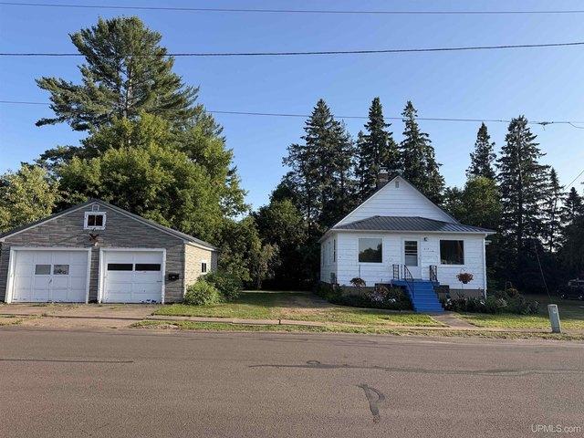 235 W Oak St, Ironwood, MI 49938