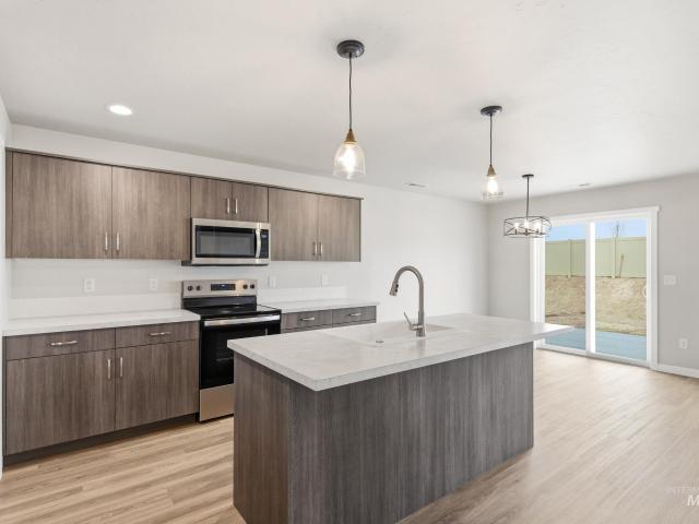 2367 W Fallon Lp