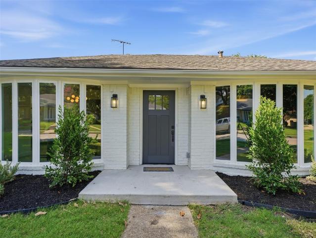2369 Claridge Circle
