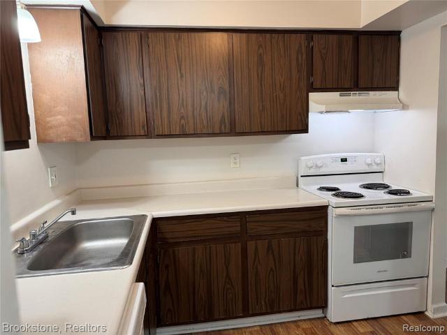 23600 KELLY Road # Unit 6
