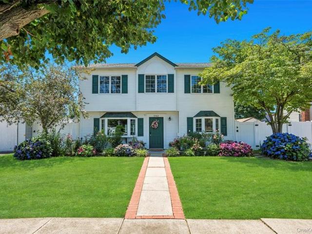 2362 6th St, East Meadow, NY 11554