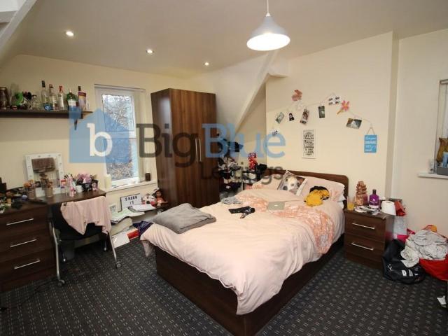 236 Kirkstall Lane, Headingley, Leeds. 10 bed terraced house to rent £4,767 pcm £1,100 pw