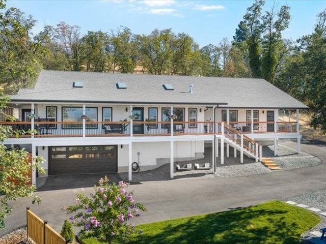 236 NW Canyon View Dr, Grants Pass, OR 97526