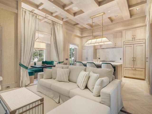 236 Phipps Plaza Plz, Palm Beach, United States, FL