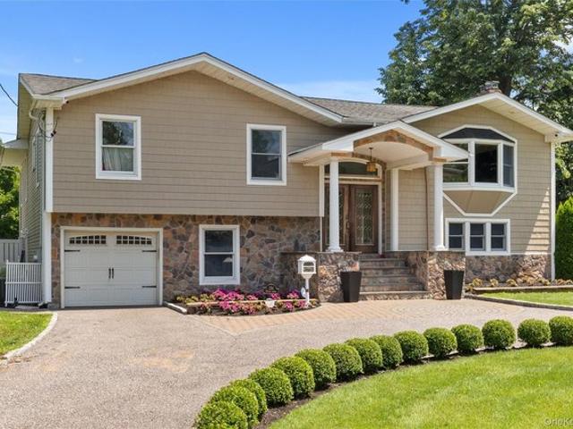 236 Windsor Ave, Brightwaters, NY 11718