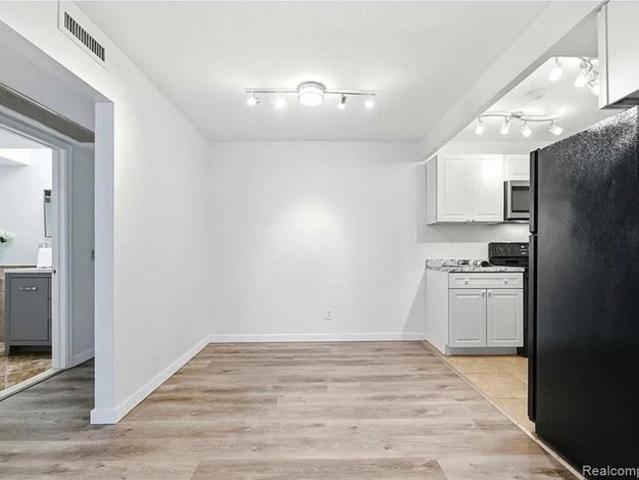 2375 Walton Blvd Unit 8, Rochester Hills, MI 48309