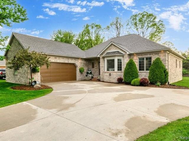 2376 Joseph Tamron Dr W, Saint Clair Township, MI 48079