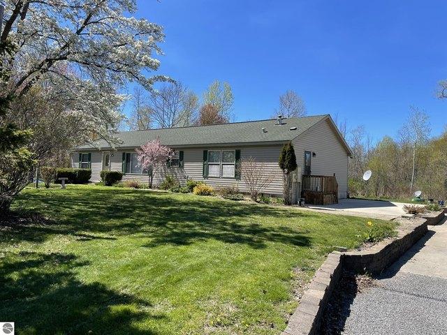 2376 River Rd, Frankfort, MI 49635
