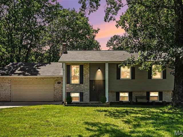 2371 Crestview Dr, High Ridge, MO 63049