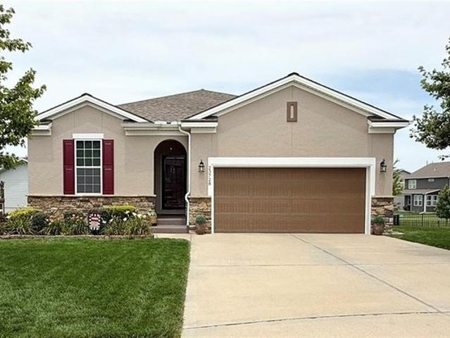 23728 W 92nd Ter, Lenexa, KS 66227