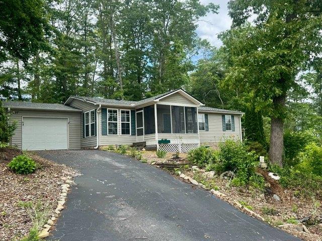 237 Greystone Dr, Hendersonville, NC 28792
