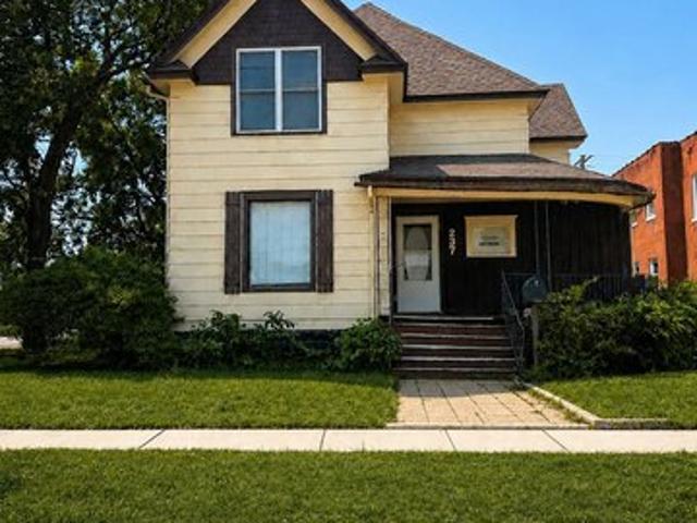 237 E 2nd St, Chadron, NE 69337