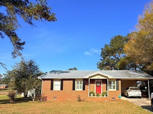237 Lakeside Dr NE, Moultrie, GA 31768