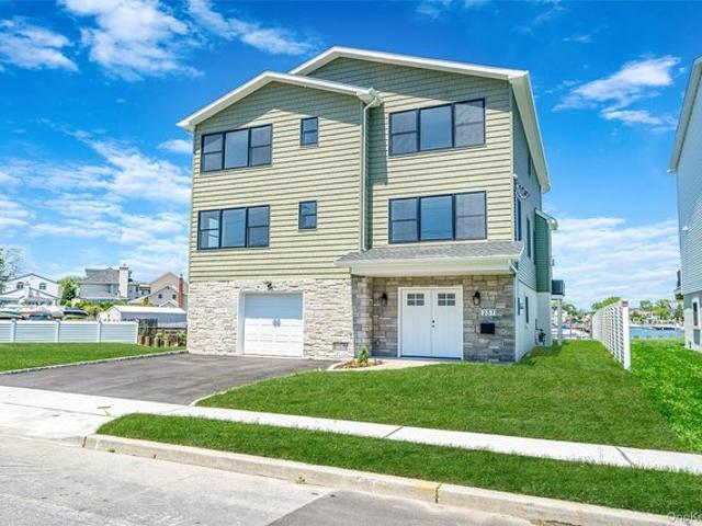 237 Mott St, Oceanside, NY 11572