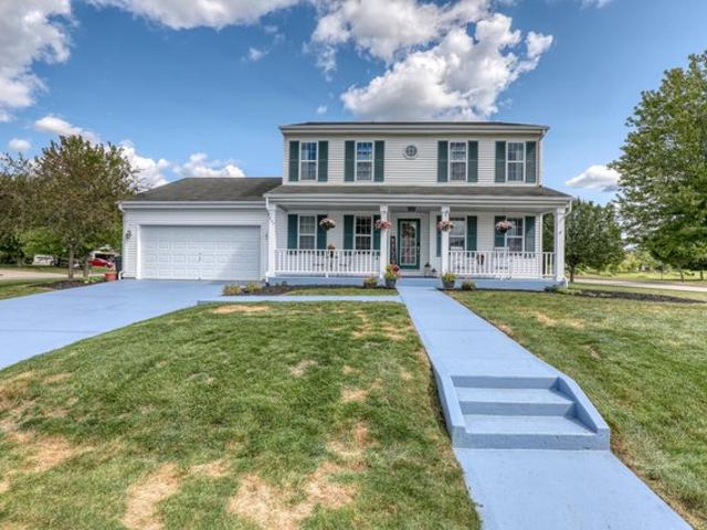 237 Royal Ridge Dr, Oconomowoc, WI 53066