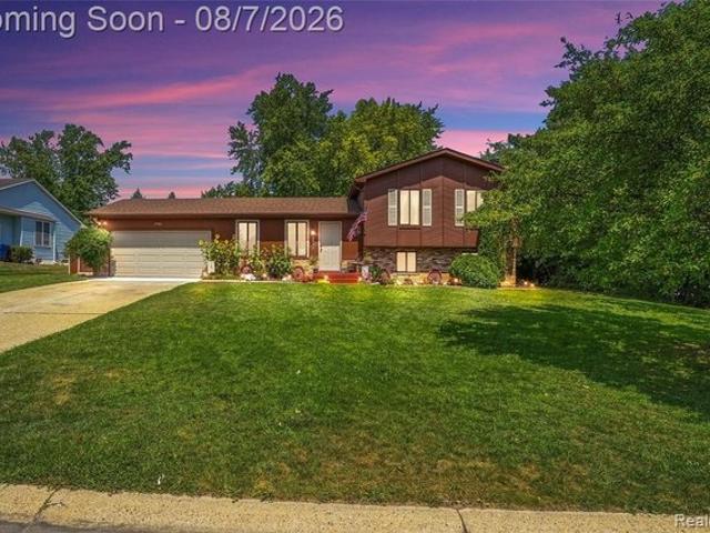 2384 Golden Shores Dr, Fenton, MI 48430