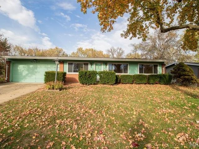 2385 Palomino Ln, Florissant, MO 63033
