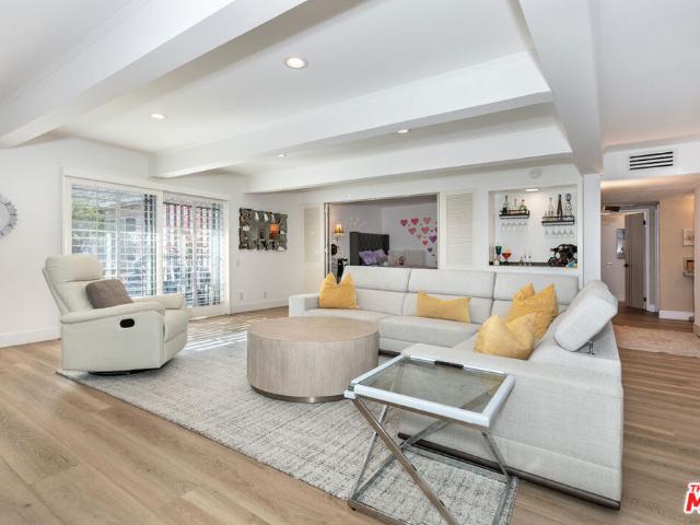 2385 Roscomare Road D17