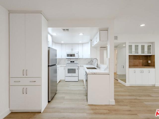 2385 Roscomare Road D15