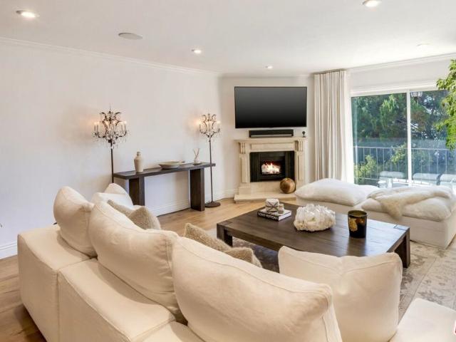 2385 Roscomare Road D3