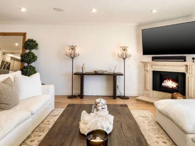 2385 Roscomare Road D3