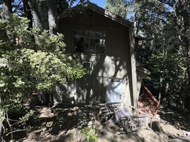 23865 Lakeview Dr, Crestline, CA 92325