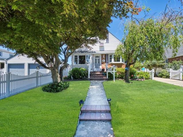 2389 Lindy Rd, Westbury, NY 11590
