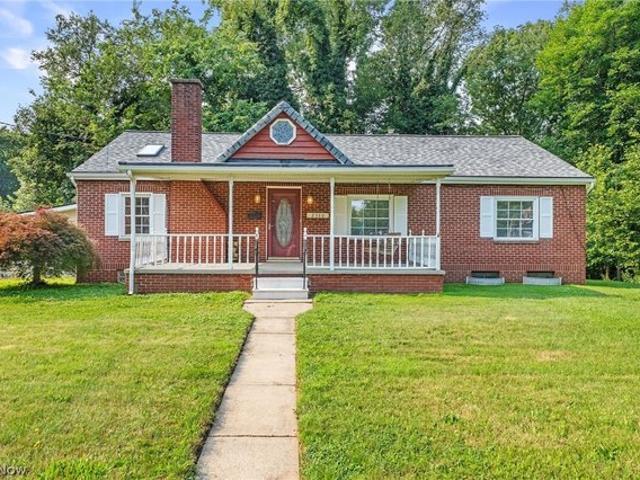 2380 Benton St, Akron, OH 44312