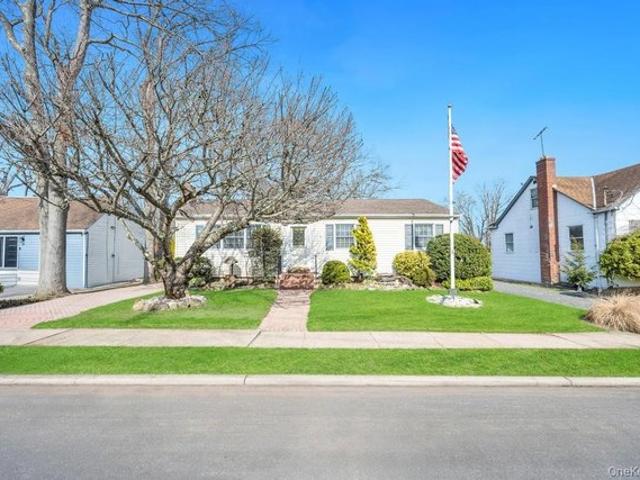 238 Centre Ave, Lindenhurst, NY 11757
