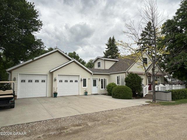 238 W 12th St, Grafton, ND 58237