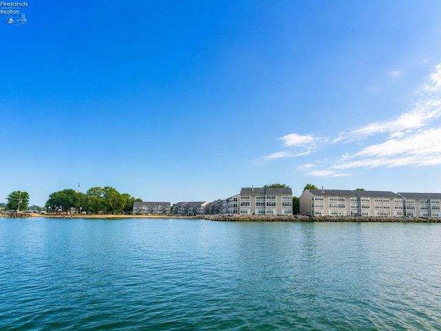 238 W Lakeshore Dr Unit 238D, Port Clinton, OH 43452