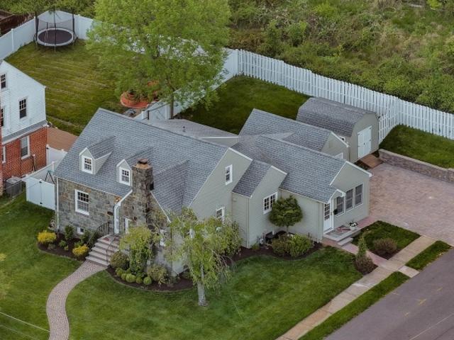 2395 Lake Park Ter