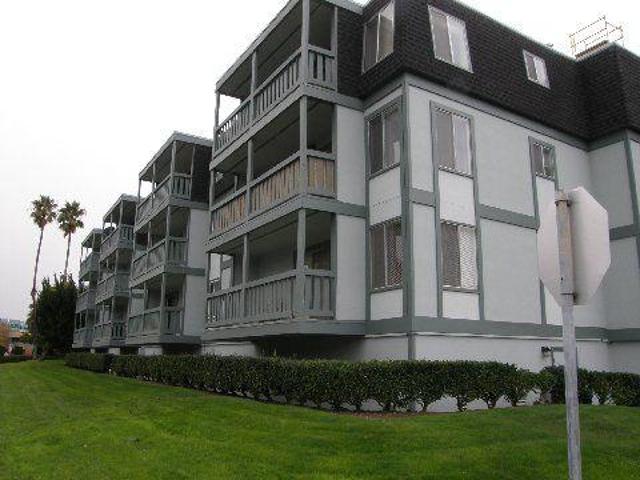 $2395 / 2br 815ft² Beauitful Top floor water views,newly remolded kitchen