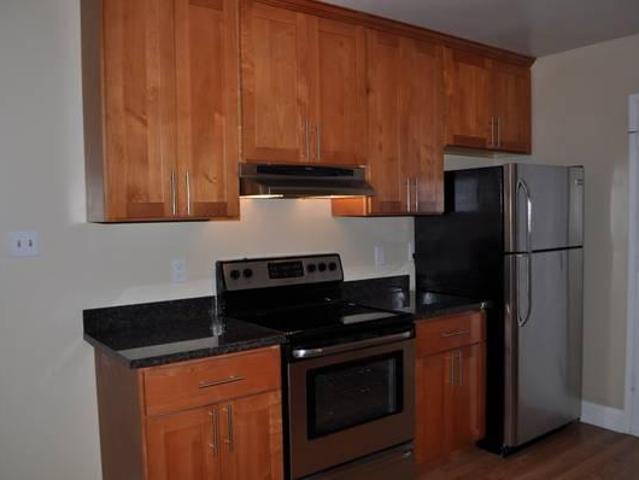 $2395 / 2br 2 bedroom Burlingame in a Triplex
