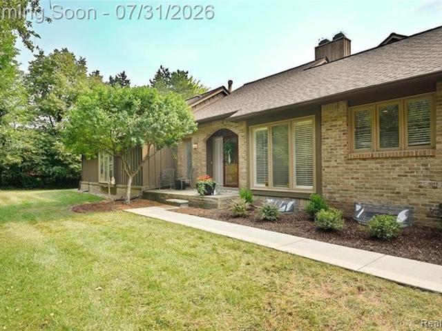 23930 Greenglen Ct, Bingham Farms, MI 48025