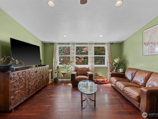 239 6th Street NE