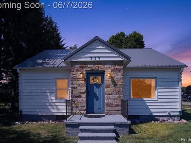 239 E Chestnut St, Webberville, MI 48892