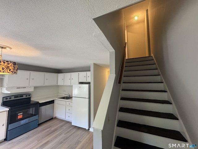 239 Old Farms Rd Apt 14C, Avon, CT 06001