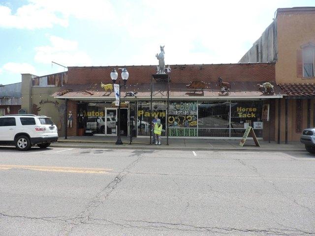 239 S Main St, Waldron, AR 72958