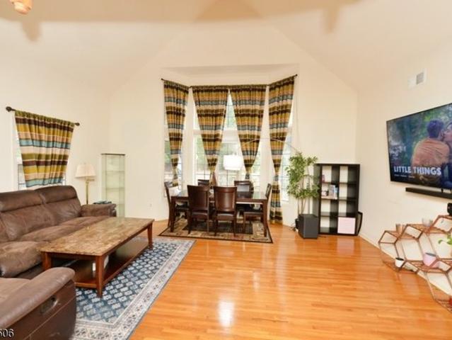 27 Tanager Ct, Wayne, NJ 07470