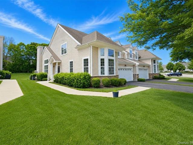 27 Toni Ct, Center Moriches, NY 11934