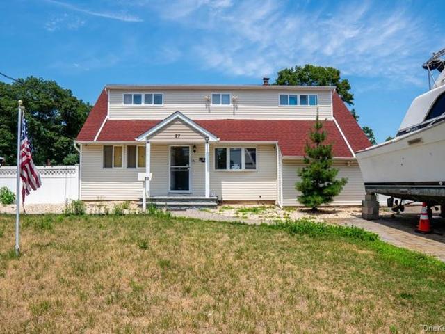 27 W Lakeland St, Bay Shore, NY 11706