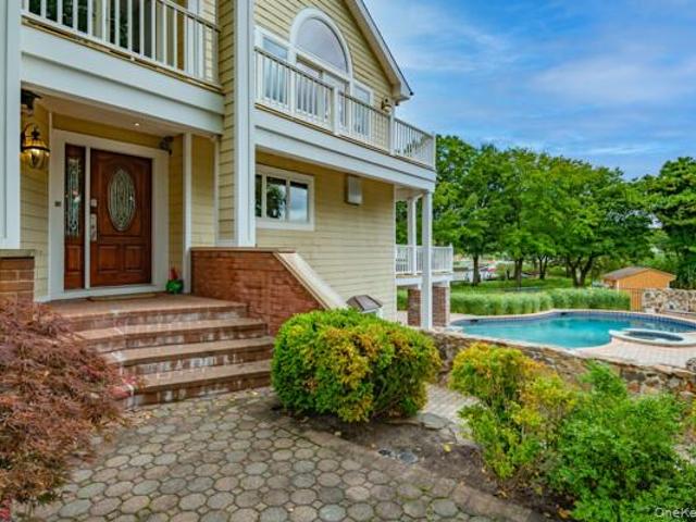 27 W Tiana Rd, Hampton Bays, NY 11946 | MLS #956105