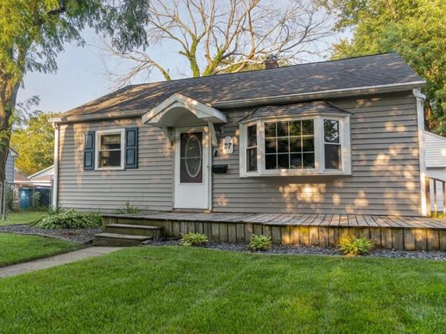 27 Walnut Pkwy, Crown Point, IN 46307